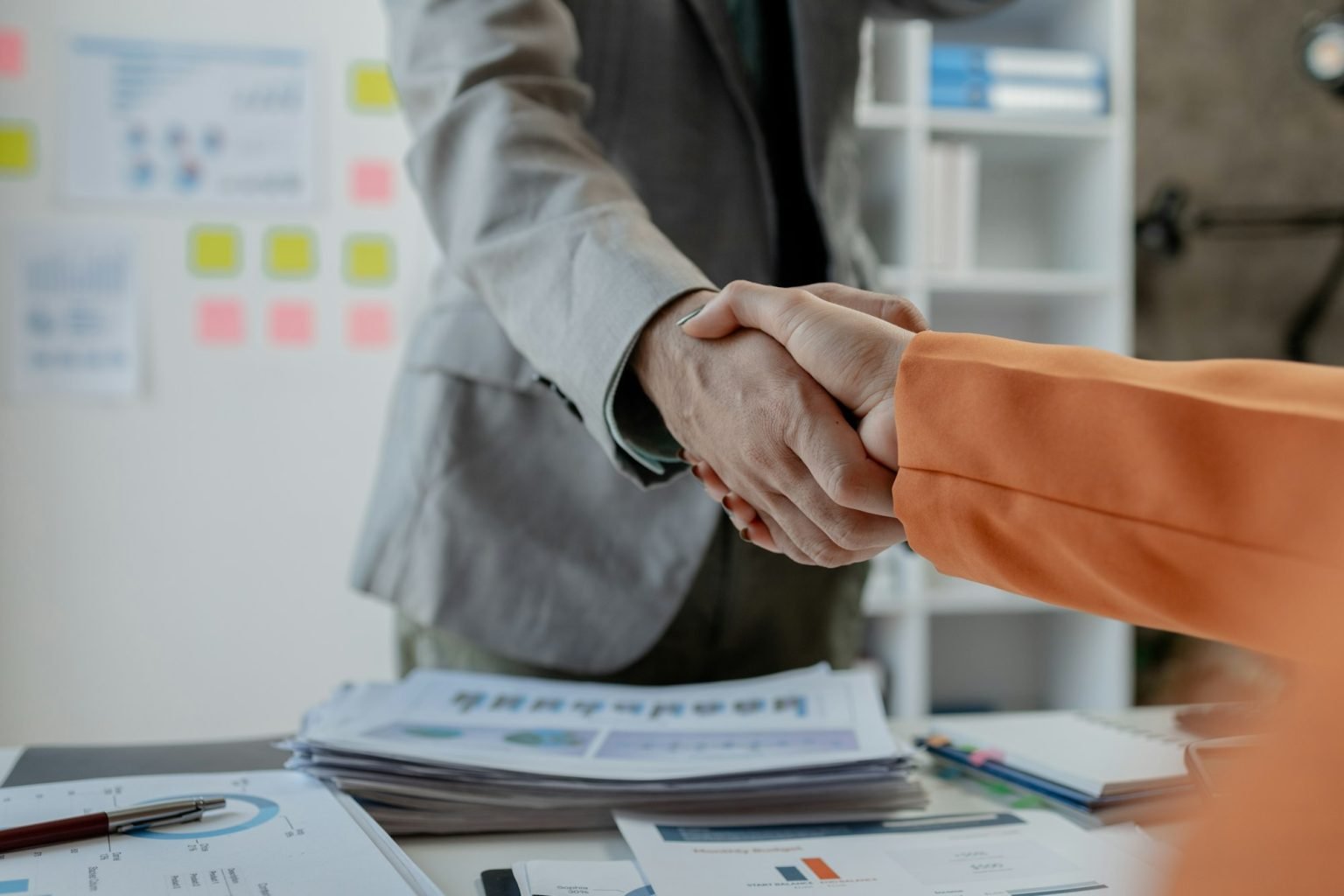 Komitmen: Pengertian, Sumber, Bentuk, Contoh - SemutAspal